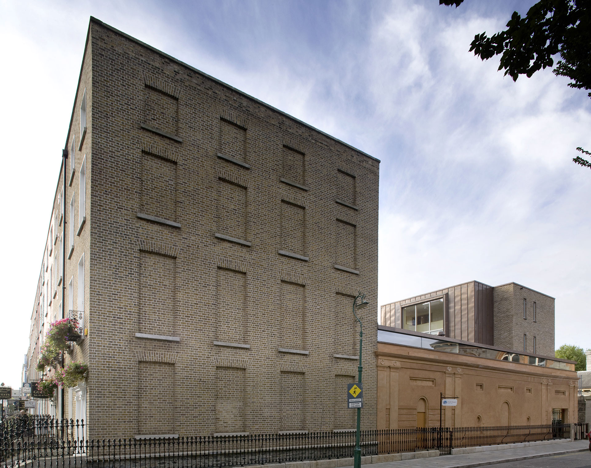 A Wall for the Queen – Denis Byrne Architects